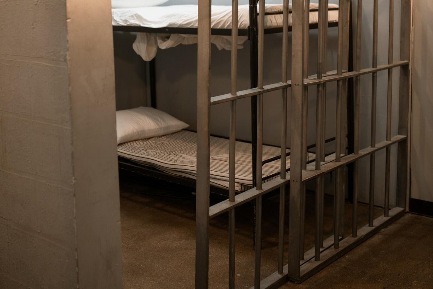 HOW TO SURVIVE IN PRISON? - USA Magazine